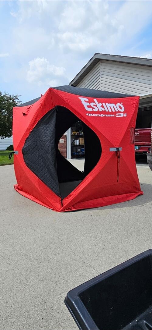 Eskimo Quickfish 3i, ice Shelter with 4 windows one in each wall, 2 ...