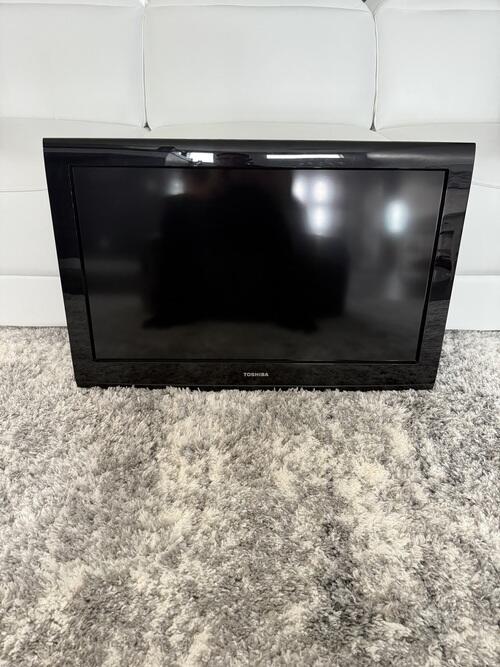 Toshiba 32 flat screen TV. Works great just had it in a spare bedroom ...