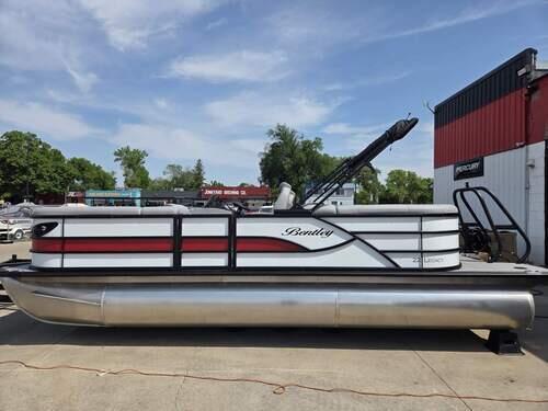 2025 Bentley Pontoon Legacy 220 Navigator 115 Suzuki | Moorhead, MN