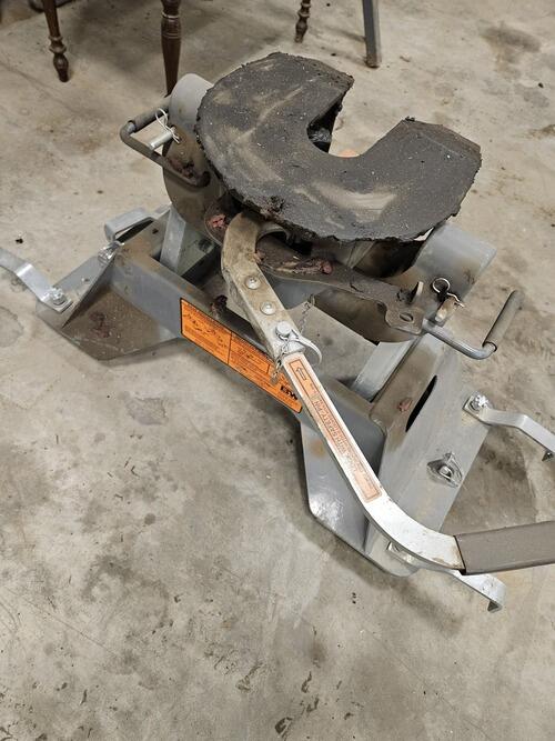 B & W Companion OEM Ford Super Duty 5th Wheel Hitch | Douglas, ND