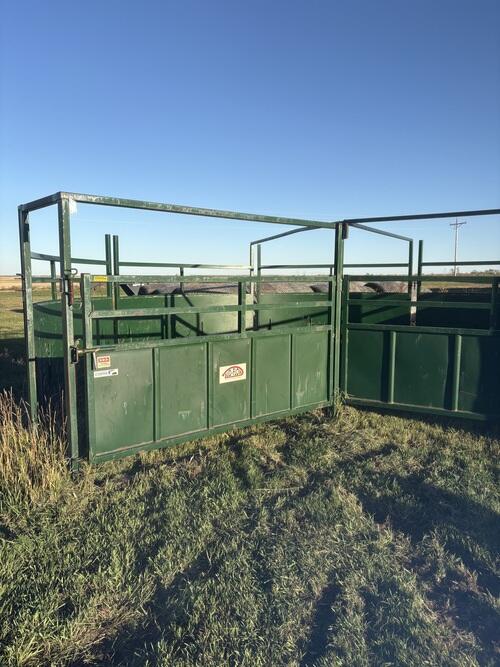 Arrow cattle working tub. It is the bud-Flo system. Left hand operation ...