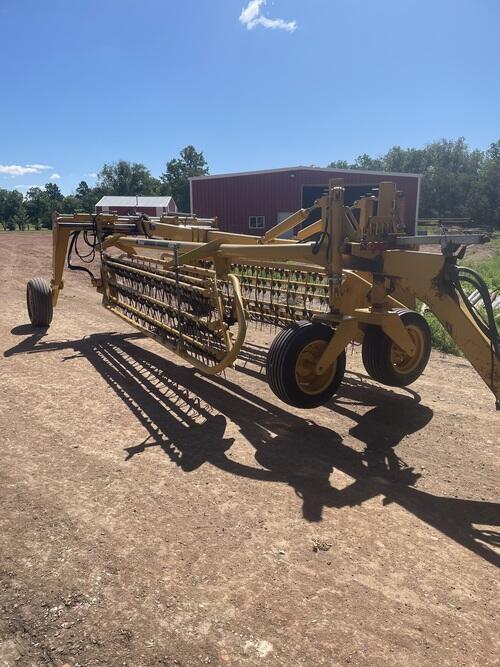 R2800 Vermeer rake good teeth and good tires everything works ...