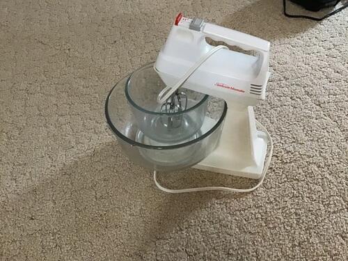 Sunbeam electric mixer with 2 bowls. Not original bowls but works. Call ...