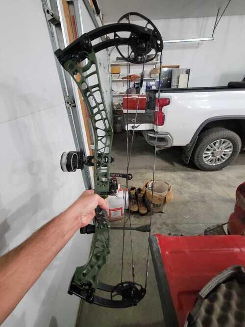 2024 Darton Sequel 33. Right Hand.OD green with black limbs. 60 -70lb ...