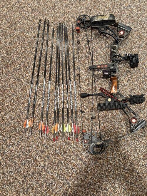 Matthews switchback, really nice shooting bow , comes with everything ...
