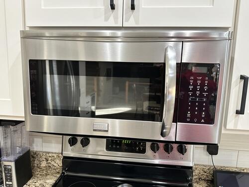 Frigidaire Gallery series 1000w microwave for sale. In excellant shape ...