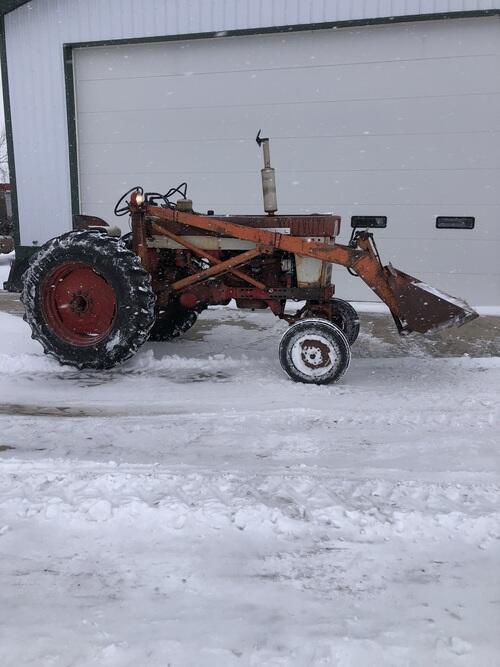 IH Farmall 460 gas and dual loader. | East Grand Forks, MN