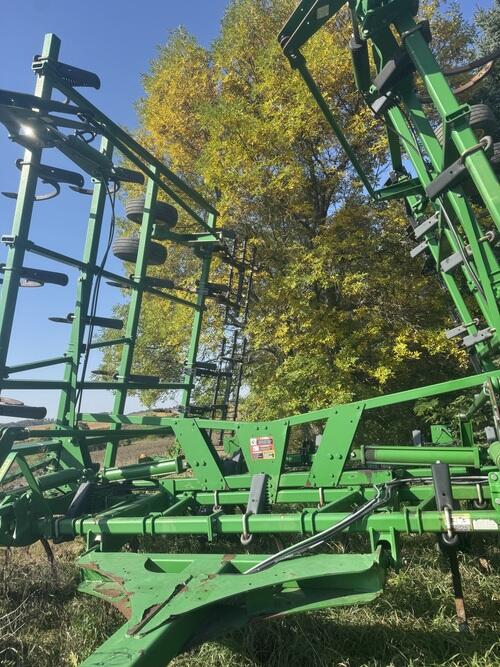 Jd 2410 chisel plow. 43 ft single point depth control. Summers 3 bar ...