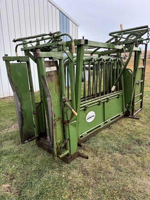 Powder River XL squeeze chute w/palp cage | Reva, SD