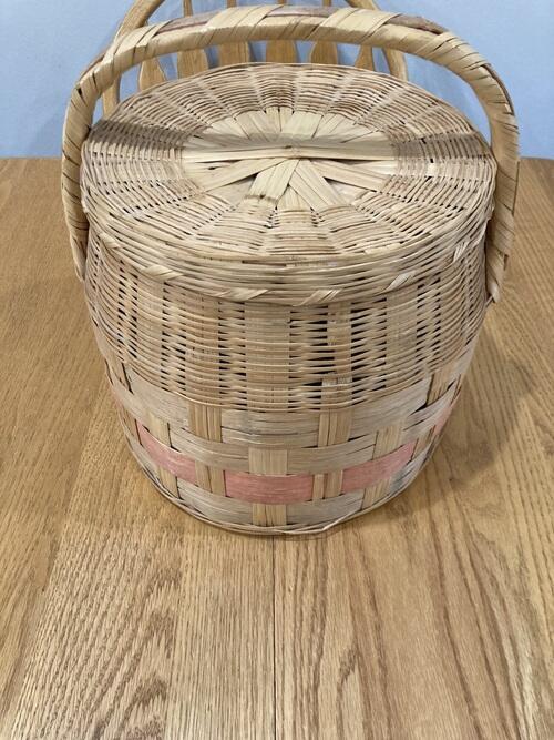 Vintage large wicker basket with cover. | Minot, ND