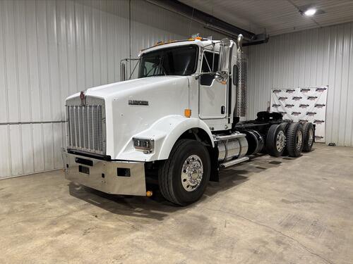 Here is a 2017 Kenworth T800 powered by a 525hp ISX15 Cummins engine ...