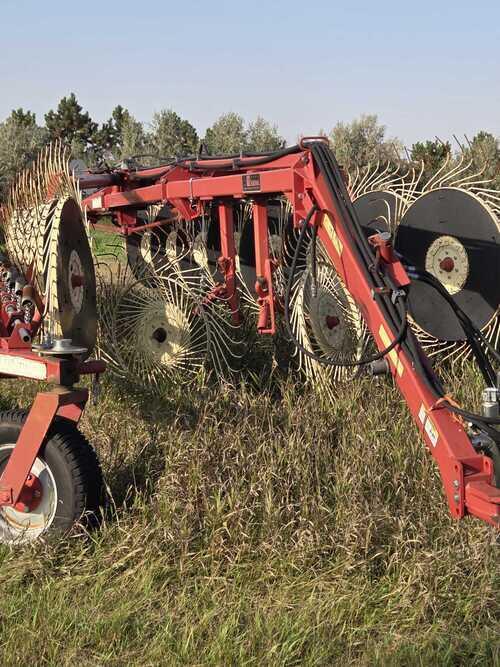 Sitrex 16 wheel V Rake. With gathering wheels in center. In great shape ...