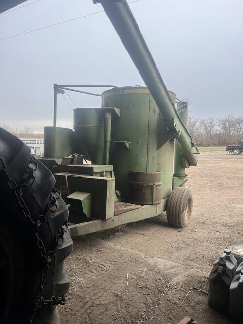 John Deere 700 grinder mixer in nice shape havent used it in 15 years ...
