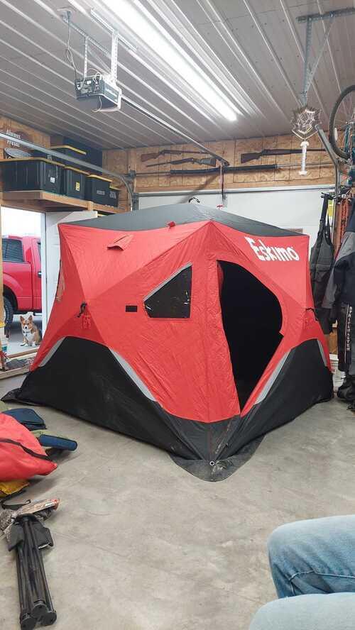 Eskimo Fat fish pop-up hub. Has never been used comes with carry bag ...