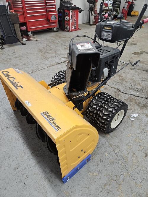 Cub cadet snow blower 45 inch wide. 420cc engine. 110v electric start ...