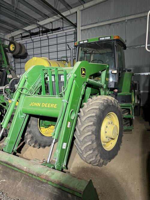 John Deere 7810 3715 hours 19 speed powershift 740 loader. 3 remotes ...