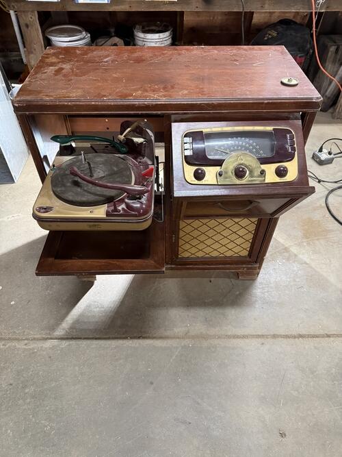 Vintage Zenith Radio and Turntable | Regent, ND