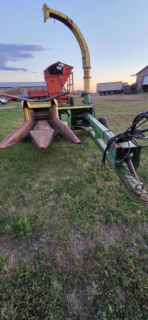 JD 3940 corn chopper for sale with wagon & truck | Underwood, ND