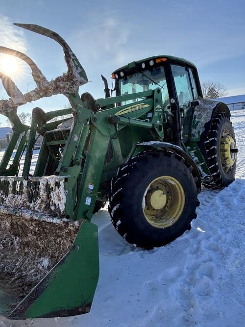 7420 John Deere tractor 741 self leveling loader | Dickey, ND