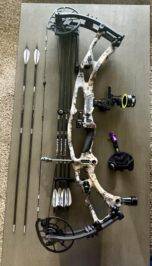 Hoyt Rx7 Ultra with brand new hoyt two piece arrow quiver. | Jamestown, ND