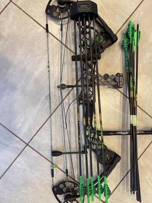 Mathews Chill-R. 70# draw weight with 28 draw length. Comes ready to ...