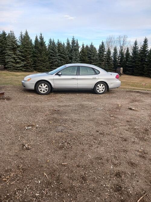 2007 fors Taurus. Excellent car. 134000 miles runs great. Text for pics ...