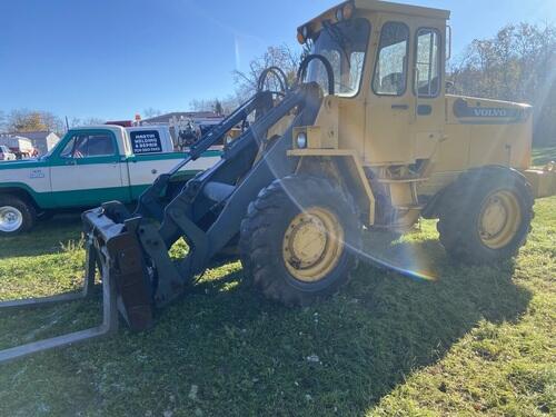 1990 Volvo L50 Wheel Loader 90hp. The Loader is a great size for almost ...