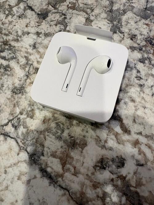 Apple wired ear buds. NEW | Mandan, ND