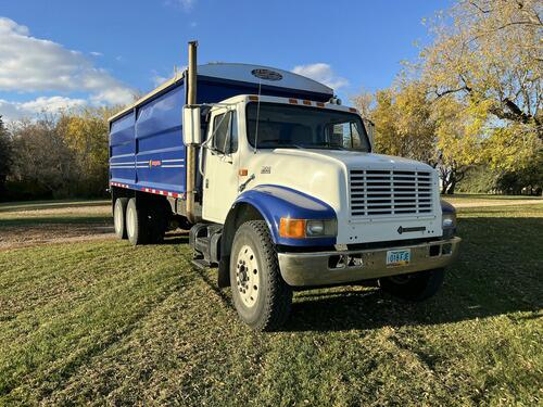 International 4900 Series Tandem Grain Truck | Overly, ND